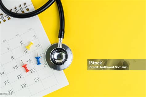 의료 및 건강 관리 달력 알림 일정 또는 약속 개념 의사의 청진기 복사 공간이있는 단단한 노란색 배경에 날짜가있는 흰색 깨끗한