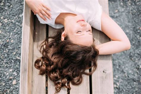 Сегодня с утра на радио обсуждали тему Кто кого играл в школьных спектаклях ⠀ И я вспомнила