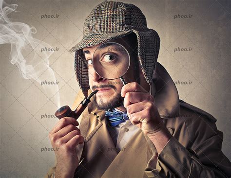 عکس با کیفیت مرد جوان با پیپ سیگار در دست در حال نگاه کردن با ذره بین