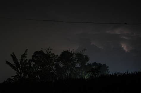 Awan Cumulonimbus Dengan Awan Badai Dan Guntur Di Malam Hari Jenis Gambar Stok Awan Foto Stok