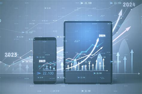 데스크톱에서 태블릿과 휴대폰을 닫고 흐릿한 배경에 비즈니스 차트와 화살표가 커지고 있습니다 성공과 계획 개념에 대한 사업 개발 이중 노출 그래프에 대한 스톡 사진 및 기타