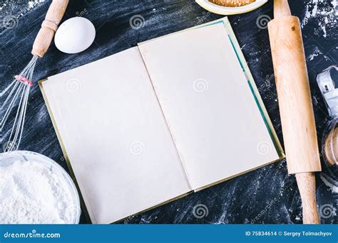 Печь темная предпосылка с пустой книгой кашевара Стоковое Фото