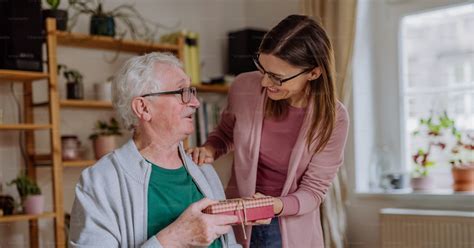 행복한 여자가 선배 아버지를 집에 방문하여 선물을 가져올 때 놀라게합니다 사진 Unsplash의 요양원 이미지