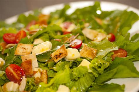 Salada Verde Com Queijo Brie Croutons E Molho De Mostarda E Limão