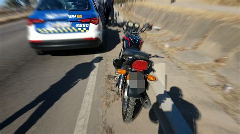 Un motociclista despistó y terminó con fracturas expuestas en ambas