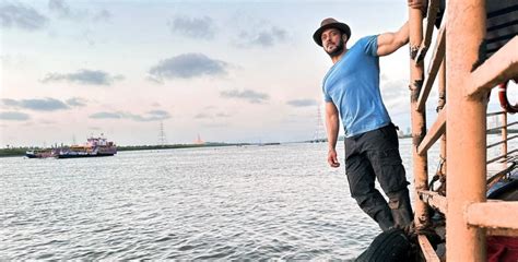 Salman Khans Hot Pink Trousers Makes Fans Go Crazy After Him Fans Call Him Male Barbie