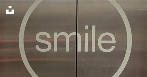 스마일 프린트가 있는 엘리베이터 도어 사진 Unsplash의 무료 단어 이미지
