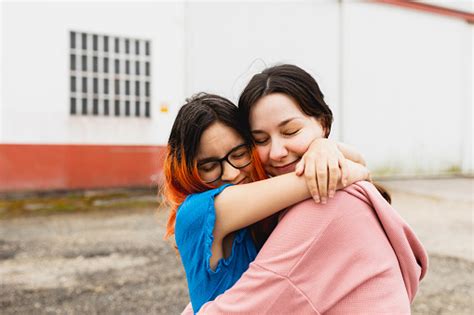 Dua Teman Yang Bahagia Salah Satunya Dengan Rambut Oranye Saling