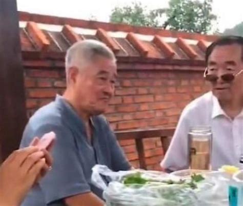62歲趙本山打籃球身體硬朗，頭髮花白為劇組演員化妝動作熟練靈活 每日頭條