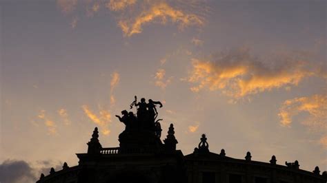 La Silueta De La Estatua De La Cuadriga Foto Premium