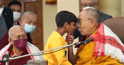 Pide disculpas Dalai Lama tras besar a niño en acto público