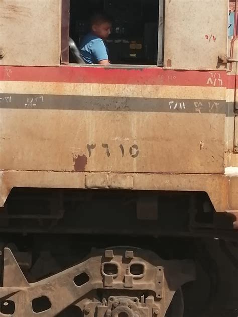 طفل يجلس داخل كابينة قيادة قطار بطنطا والسكة الحديد جاري التأكد