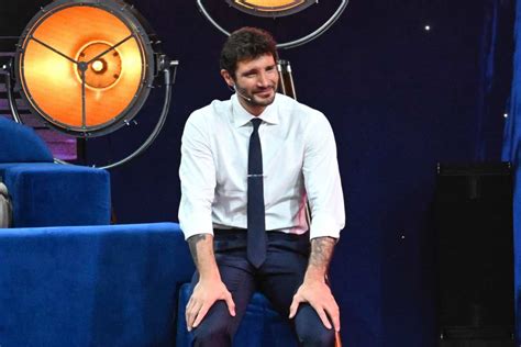 Affari Tuoi Un Rumore Improvviso Spiazza Stefano De Martino Durante La Puntata Quilink