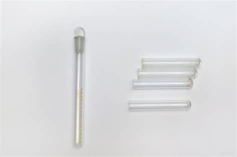 의료 실험실의 장비를 연구 실린더 지상 유리 스 토퍼와 정열된 행 빈 샘플 튜브의 폐쇄를 측정 졸업 시험관에 대한 스톡 사진 및