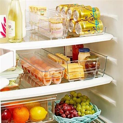 Una idea es utilizar organizadores de acrílico en tu refrigerador
