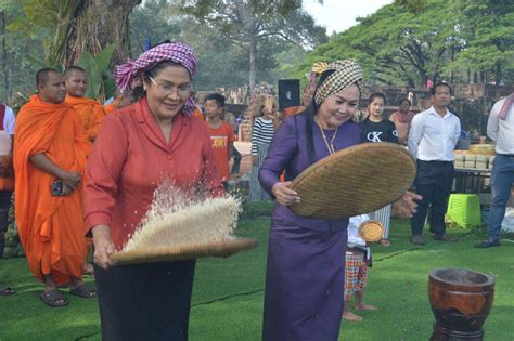 ឯកឧត្តម ហង់ ពៅ និងលោកជំទាវ ឧកញ៉ា សៀង ចាន់ហេង អញ្ជើញចូលរួមទទួលទានអំបុក