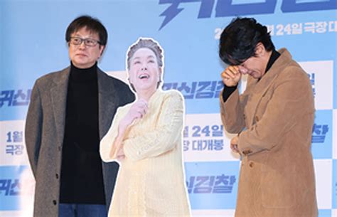 팝현장 ‘귀신경찰 신현준 故김수미 입간판 등장에 오열 기분 먹먹”