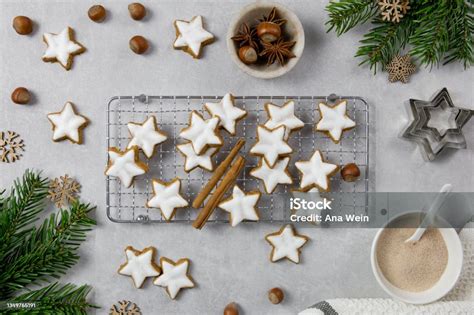 크리스마스 전통 독일 쿠키 헤이즐넛 장식 및 밝은 콘크리트 배경에 나뭇 가지가있는 계피 별 맨 위 보기입니다 0명에 대한 스톡 사진 및 기타 이미지 Istock