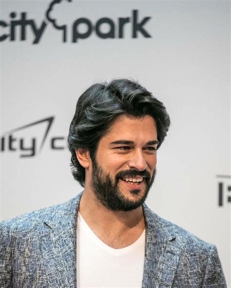Pin van Bütün Burak Özçivit ile Tomri op Burak Özcivit Halka Açık Görünümler in