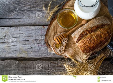 Хлеб, рожь, пшеница, мед, доит деревенскую деревянную предпосылку ...