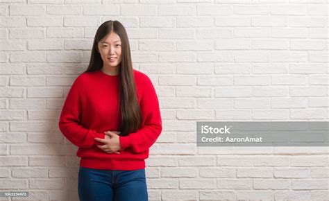 때문에 벽돌을 통해 젊은 중국 여자 속에 손으로 벽 소화 불량 고통 스러운 질병 기분이 나쁘다 통증 개념입니다 건강관리와 의술에