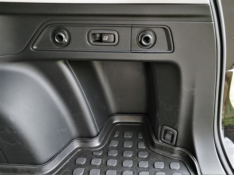 Фото Subaru Forester Можно сложить части спинки со стороны салона а также из багажника для
