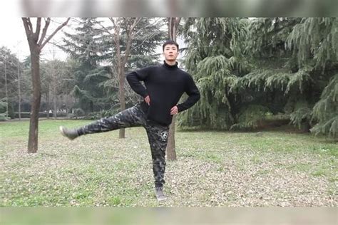 坚持双手叉腰，侧踢腿，每天三组，每组60次，快速瘦大腿双手