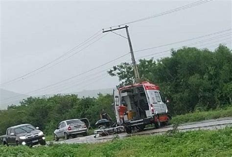 Região Moto escorrega em quebra molas derrapa e casal fica ferido Notícias VCA