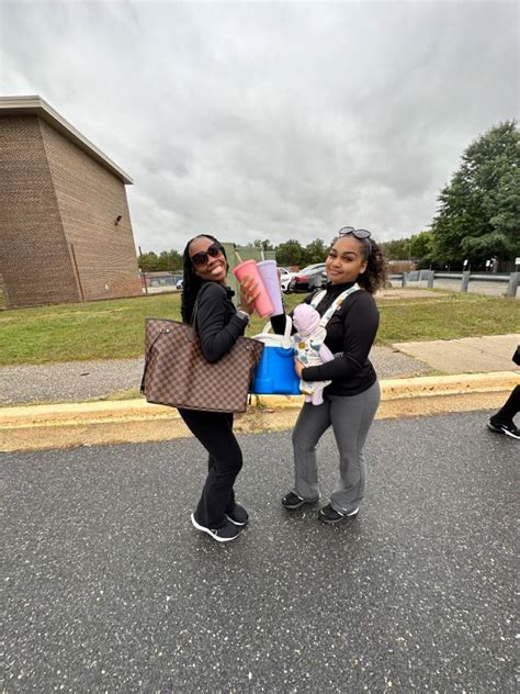 11 Best Soccer Mom Outfit Ideas To Copy For Spirit Week