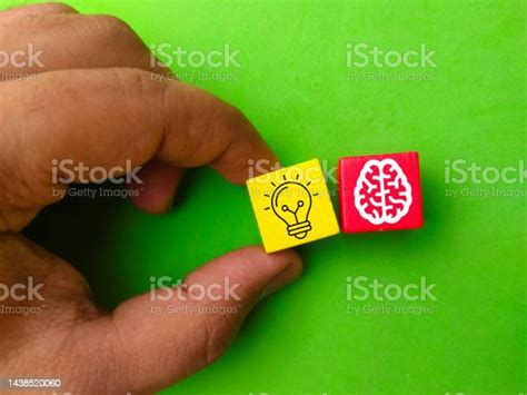 전구와 뇌 아이콘이 있는 컬러 큐브를 들고 있습니다 혁신의 개념 뇌졸중에 대한 스톡 사진 및 기타 이미지 뇌졸중 표지판 개념 Istock