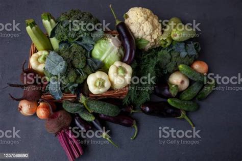 비트와 양파 보르슈트 재료 테이블 검은 색 배경에 신선한 야채 음식 세트 브로콜리 양배추 가지 흰 양배추 오이 딜 콜리플라워