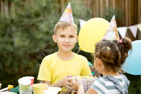 Schattige Negenjarige Jongen Die Zijn Verjaardag Viert Met Familie Of