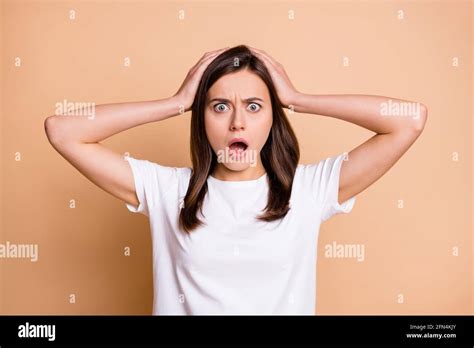 Photo Portrait Of Amazed Shocked Frustrated Stressed Girl Keeping Head