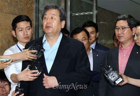 새누리당 김무성 대표가 8일 유승민 원내대표의 사퇴를 오마이포토