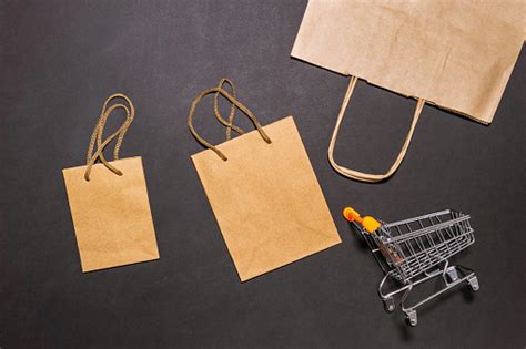 검은 배경에 비문 제로 폐기물에코 종이 가방 플랫 포지션 최고 보기 온라인 쇼핑 개념 0명에 대한 스톡 사진 및 기타 이미지 0명 가방 갈색 Istock