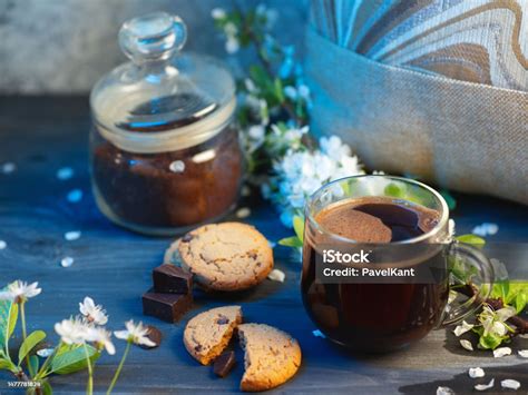 벚꽃 가지가 있는 테이블에 커피 한 잔 항아리에 분쇄 된 커피 오트밀 쿠키 및 초콜릿 0명에 대한 스톡 사진 및 기타 이미지 0명 5월 계절 Istock