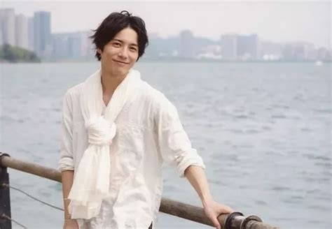 駿河屋 和田琢磨上半身・衣装白・スカーフ・左手手すり・野外・背景海和田琢磨2019カレンダーイベント「わだっくまハロウィン」ブロマイド