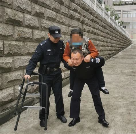 【我为群众办实事】暖心法警这一幕，太帅了！澎湃号·政务澎湃新闻 The Paper