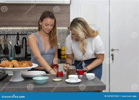 Feliz Pareja De Lesbianas Preparando El Desayuno Concepto Lgtb Foto De