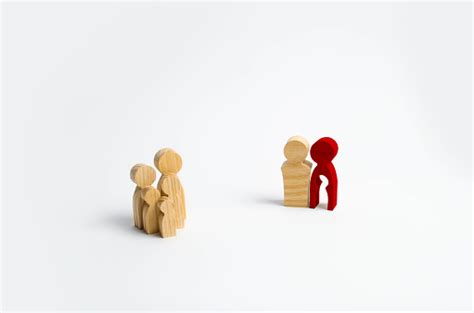 흰색 바탕에 몸 안에 아이의 공 허는 가족 및 부모의 모양에 있는 사람들의 숫자는 나무 가족 계획 불 임 증의 치료의 개념