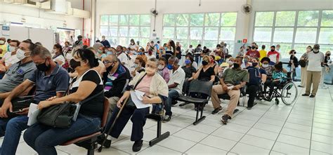 Pessoas Se Aglomeram Em Fila Para Pegar Remédio De Alto Custo No