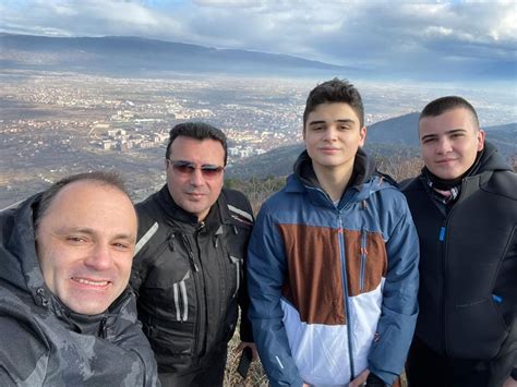 ФОТО Премиерот Заев и министерот Филипче со синовите на Беласица