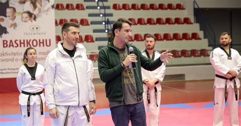 E Gjithë Familja Në Taekwondoveliaj Në Eventin E Veçantë Sportiv