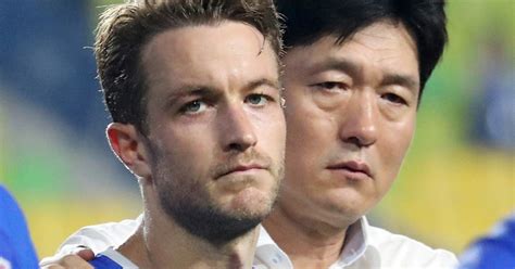 타가트 격려하는 이임생 감독