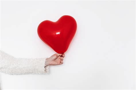 흰색 절연 손에 레드 심장입니다 해피 발렌타인 데이 개념입니다 의료 의학 혈액 기부금 기증자 개념입니다 사랑과 보호입니다