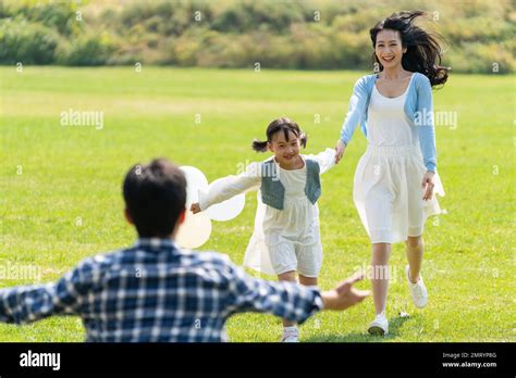 Meine Mutter und meine Tochter liefen glücklich in Arme meines Vaters Stockfotografie Alamy