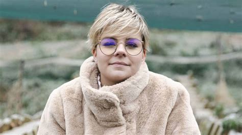 Perrine L amour est dans le pré elle garde un secret pour elle mais