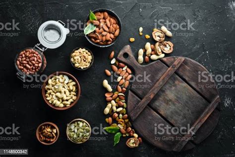 오래 된 검은 배경에 모듬 견과류 평면도 텍스트를 위한 여유 공간 0명에 대한 스톡 사진 및 기타 이미지 0명 갈색