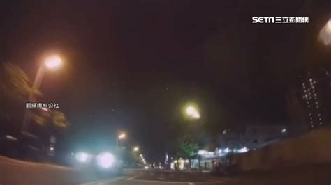 閃黃燈路口禮讓行人反遭追撞噴飛 機車騎士嘆：我錯了嗎？ 社會 三立新聞網 Setncom