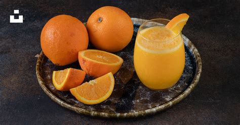 오렌지 한 접시와 오렌지 주스 한 잔 사진 Unsplash의 무료 마시다 이미지